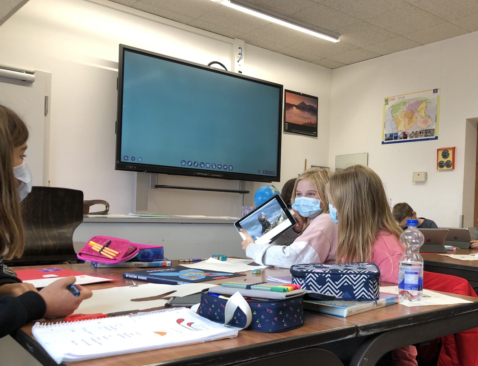 5er nutzen moderne digitale Technik im Unterricht (Smartboard/iPads ...